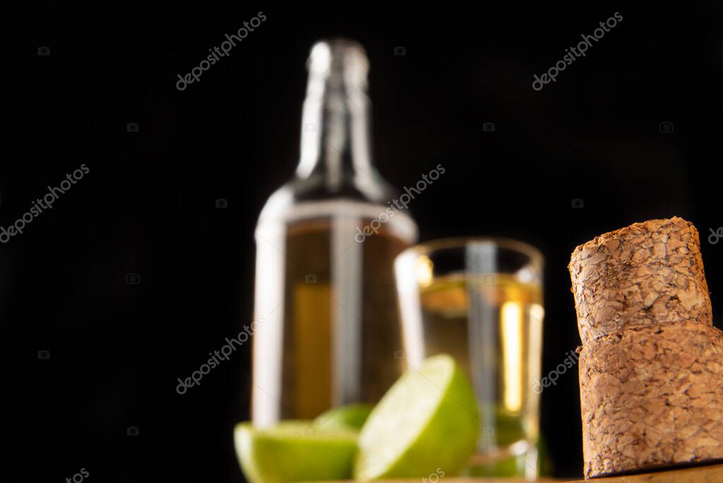 Bebida brasileña conocida como Cachaca, en primer plano un corcho y en ... Bebida brasileña conocida como Cachaca, en primer plano un corcho y en ...