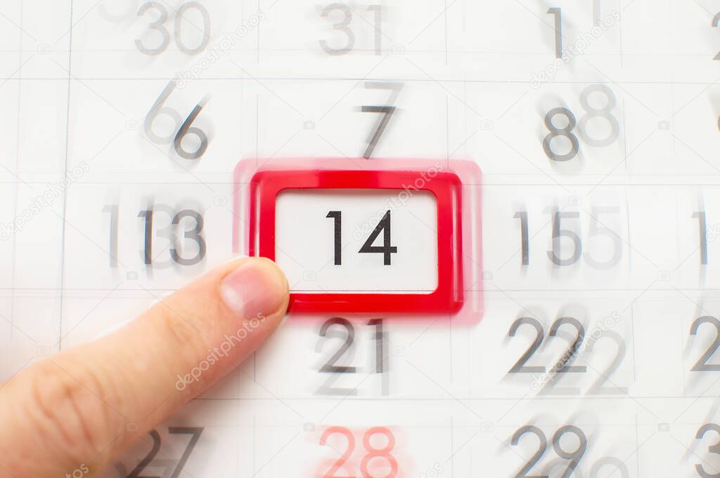 El hombre señala con el dedo la fecha y el calendario es el 14, primer ...