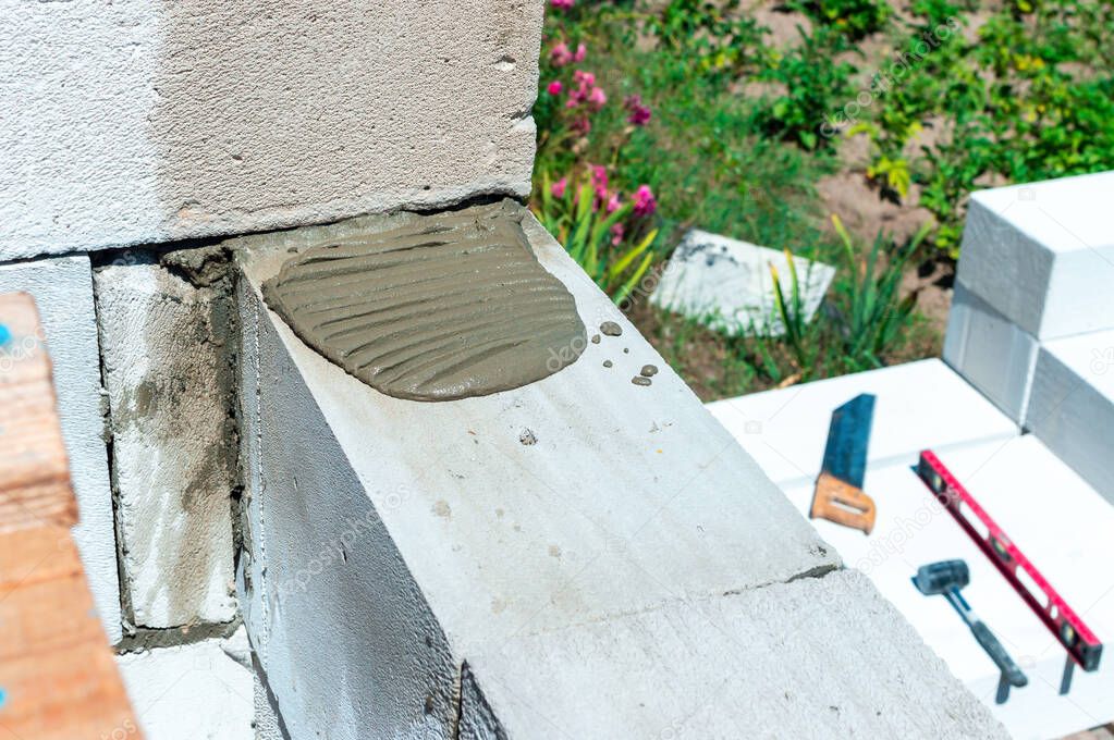 Colocación del mortero para montar una pared de bloques de hormigón ...