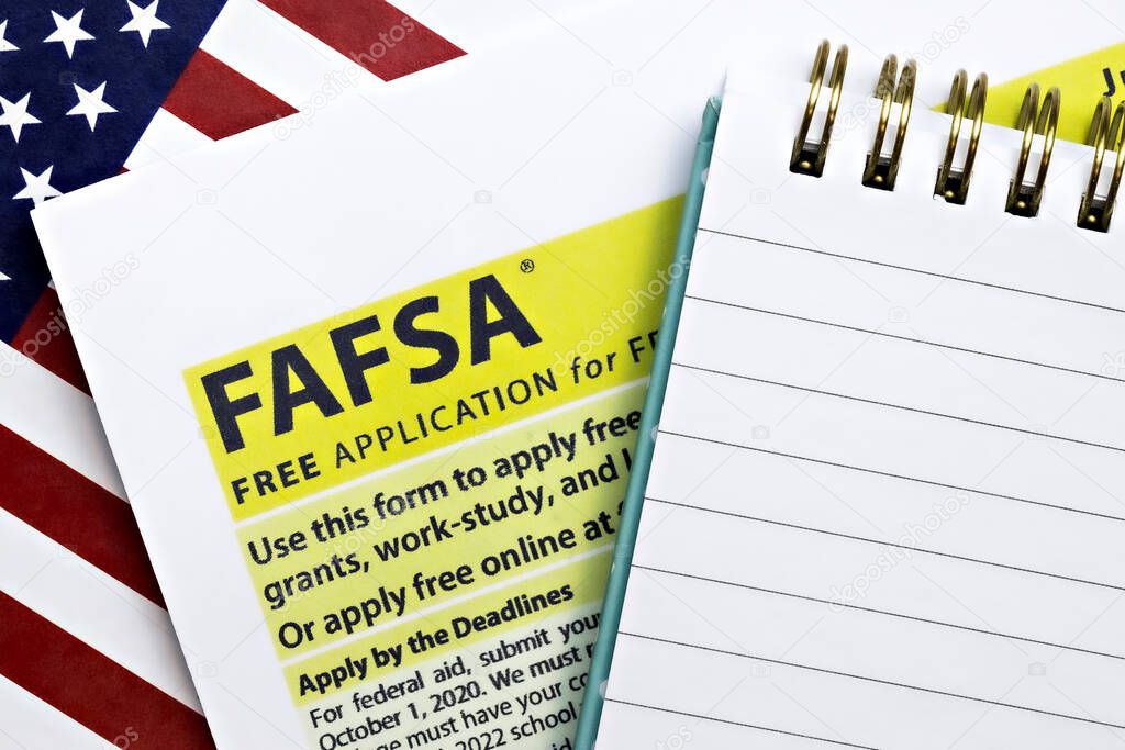topview foto de FAFSA - solicitud gratuita de ayuda estudiantil federal, y bloc de notas abierto ...