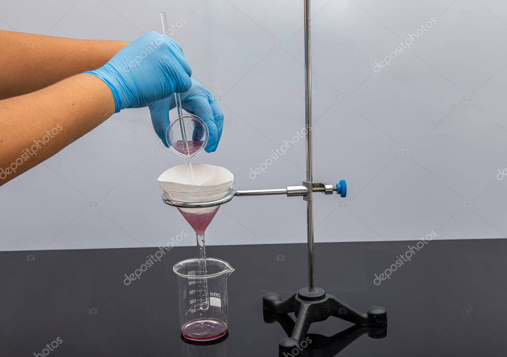 Papel filtrante en laboratorio. Los científicos son la filtración ...