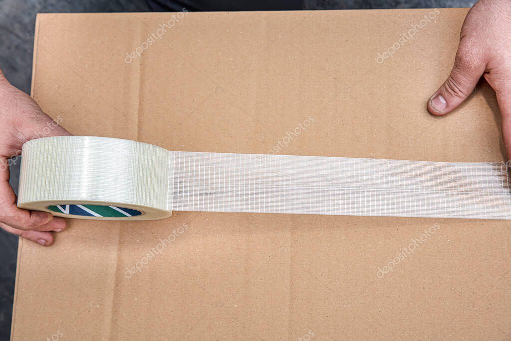 Cajas de embalaje con cinta. Cinta adhesiva pegada a una caja de cartón ...