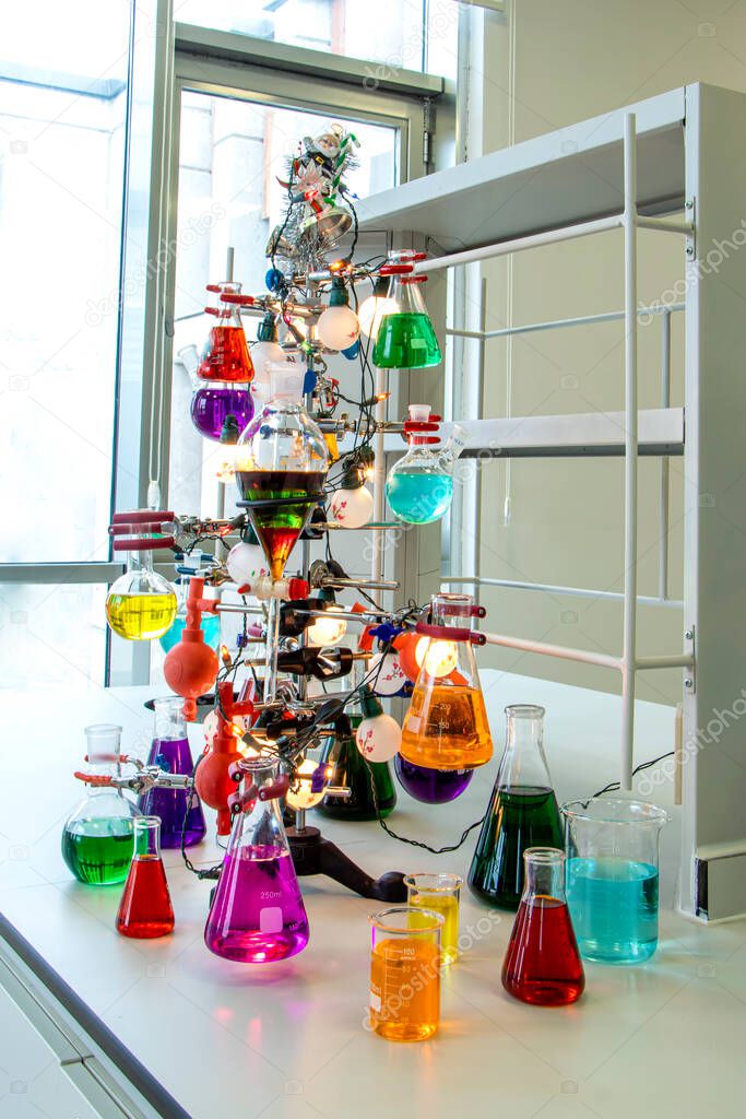 Árbol de Navidad hecho de hierro, tubos llenos, frascos cónicos ...