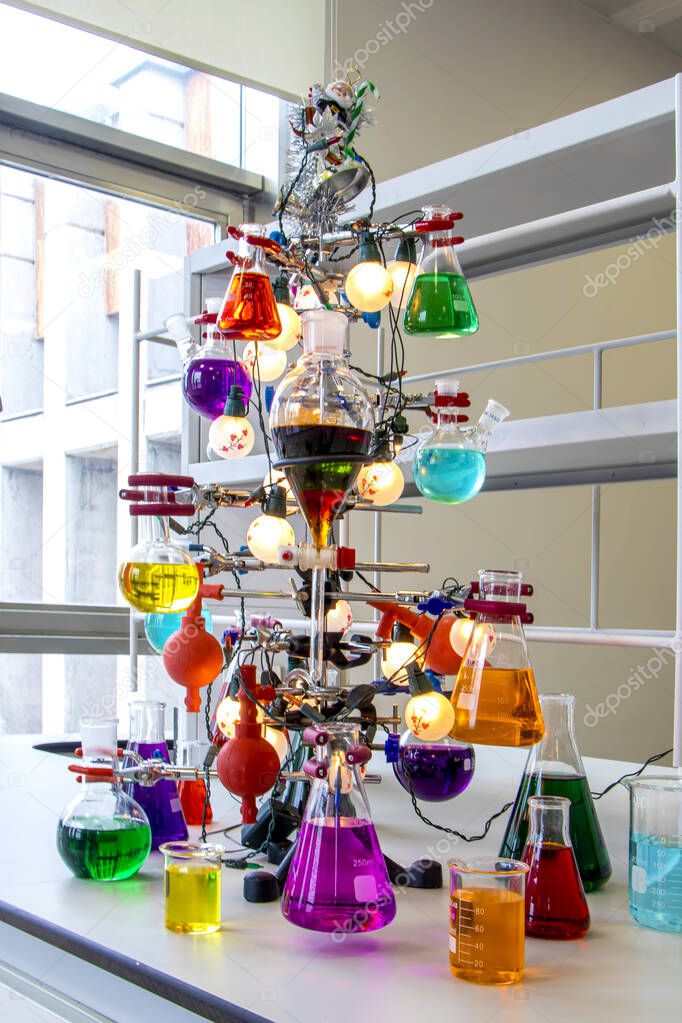 Árbol de Navidad hecho de hierro, tubos llenos, frascos cónicos ...