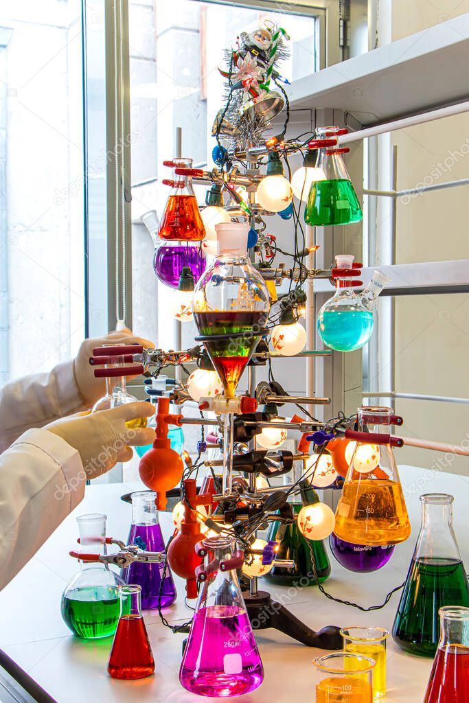 Árbol de Navidad hecho de hierro, tubos llenos, frascos cónicos ...