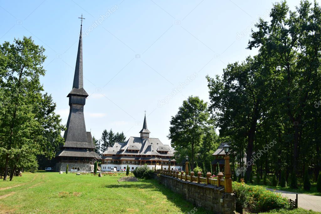 La iglesia del Monasterio de Sapanta Peri, Maramures construida ...