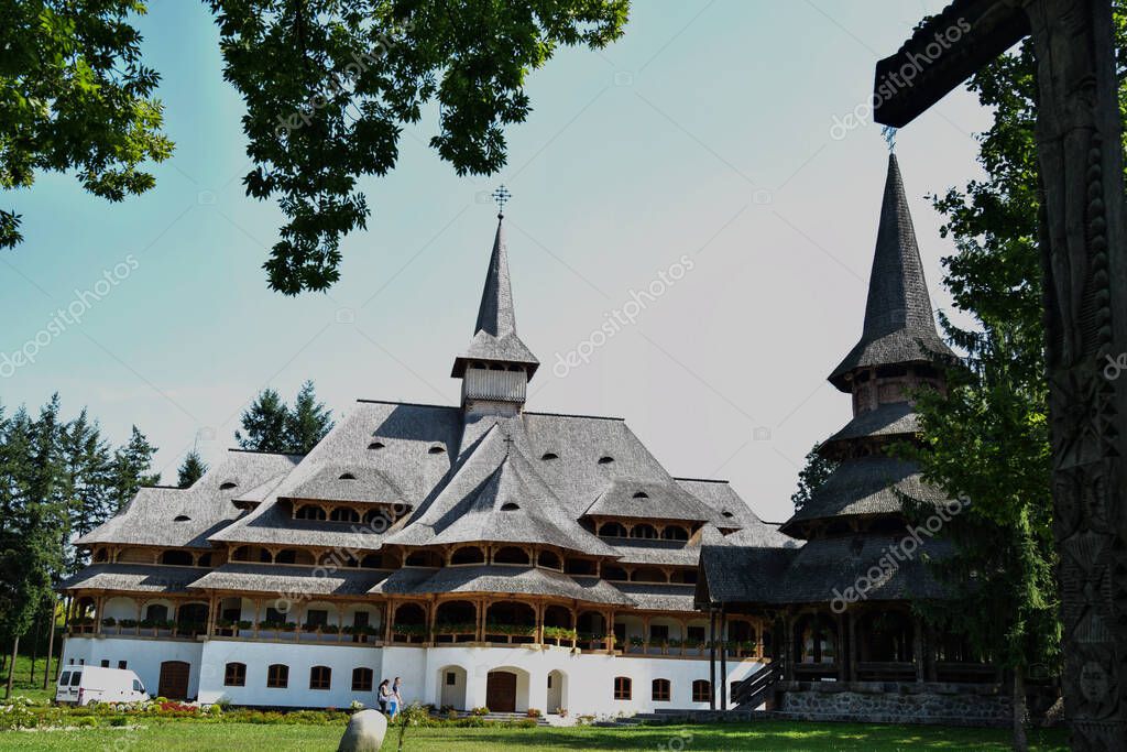 La abadesa del Monasterio Sapanta Peri, construida en estilo Maramure ...