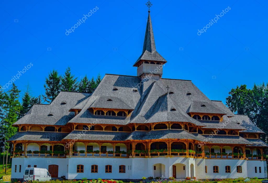 La abadesa del Monasterio Sapanta Peri, construida en estilo Maramure ...