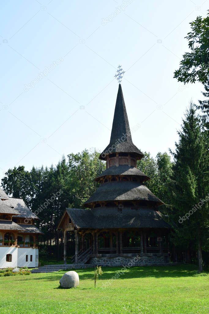 El altar de verano del monasterio de Sapanta Peri - una construcción de ...