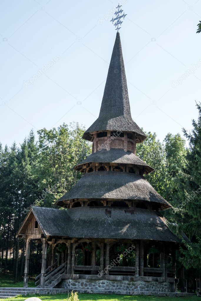 El altar de verano del monasterio de Sapanta Peri - una construcción de ...