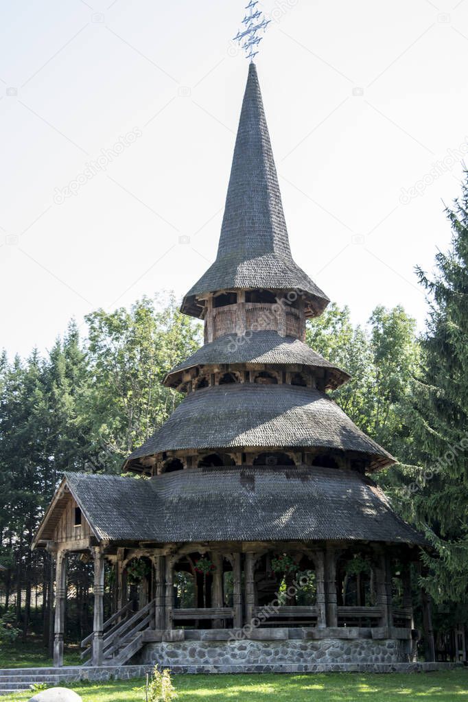 El altar de verano del monasterio de Sapanta Peri - una construcción de ...