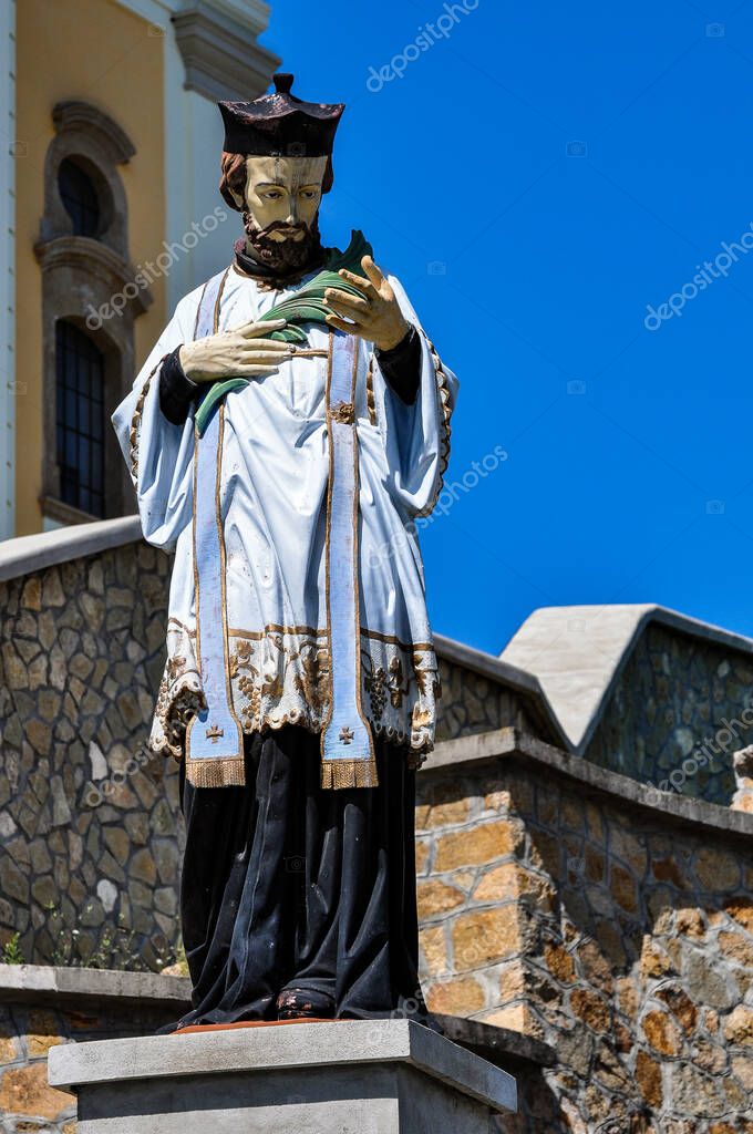 Estatuas en el monasterio cat lico de Santa Mar a en Radna. Las ...