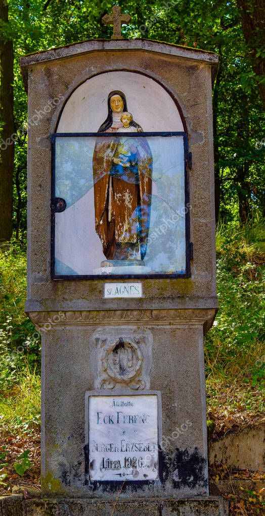 Estatuas en el monasterio cat lico de Santa Mar a en Radna. Las ...