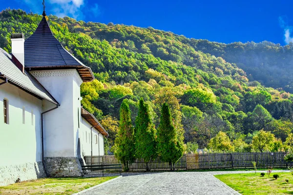 El monasterio ortodoxo de Polovragi tiene 500 años, los primeros ...