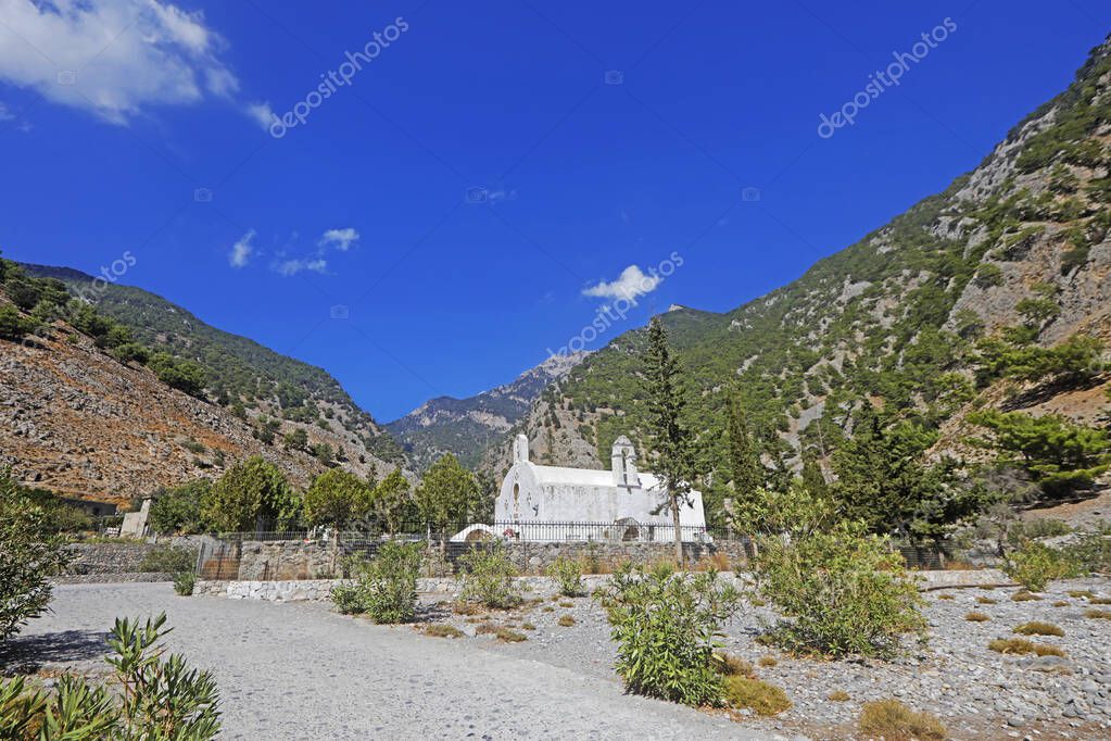 Pequeña iglesia ortodoxa blanca al final del camino que conduce a las ...