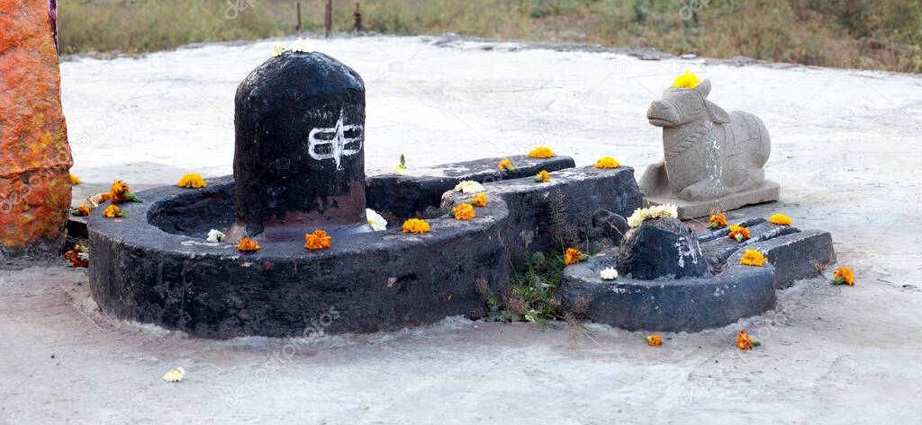 Primer plano de toro shivling y nandi decorado con ofrendas de flores ...