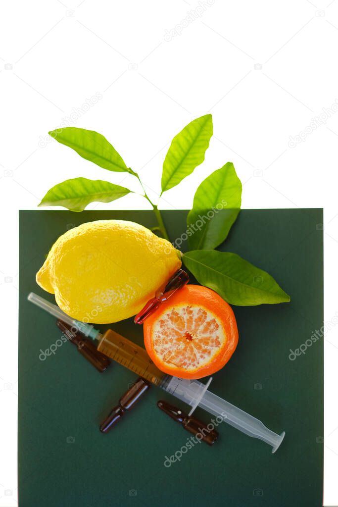 Vitamina C. Suero con Vitamina C. Ampollas de vidrio de primer plano ...