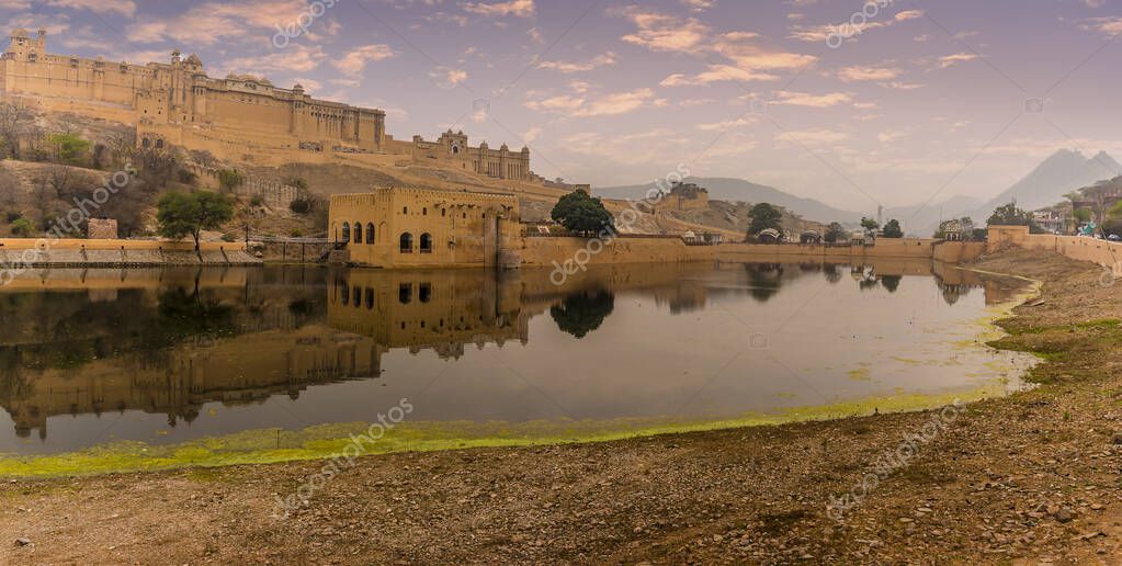 Una vista a lo largo del lago Maotha en Jaipur, Rajast n, India 2024