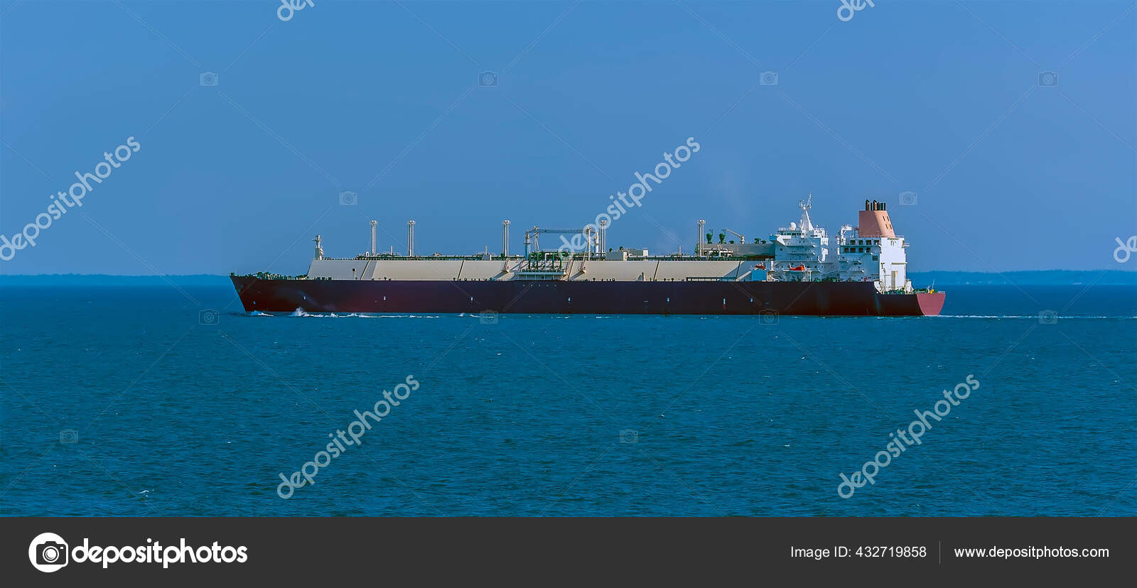 Large Liquid Natural Gas Tanker Ship Approaching Singapore Summertime — Stock Photo © nikkiapul ...