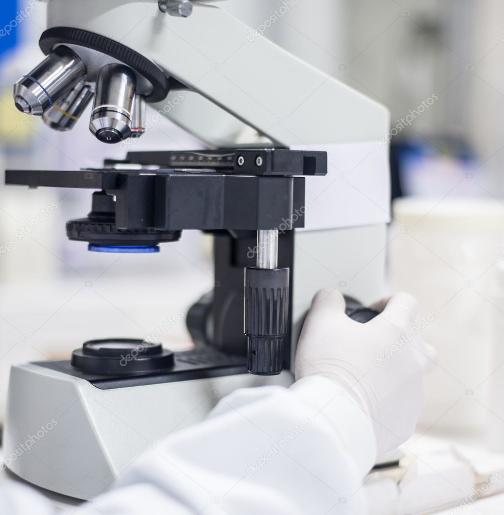 el microscopio en el laboratorio. 2024