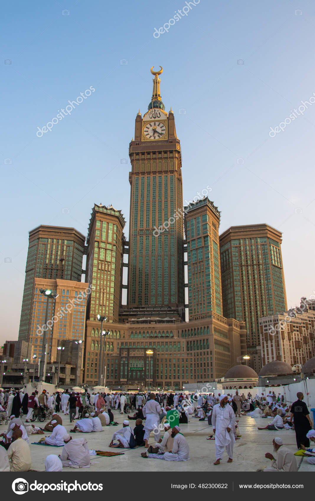 Menara Abraj Al Bait di Mekkah, Arab Saudi - Agustus 2018. Royal Clock ...