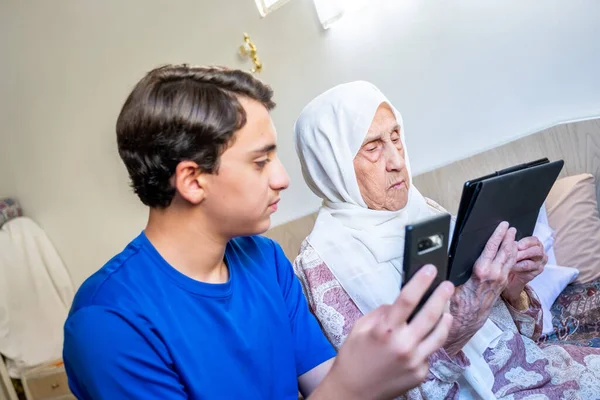 Using technology with different generations - Stock Image - Everypixel