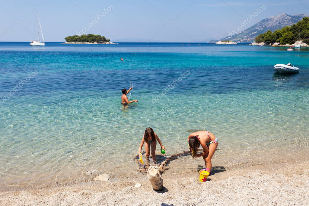 Playa de guijarros en la pen nsula de Peljesac cerca de Zuljana, Mar Adri tico, Croacia 2024