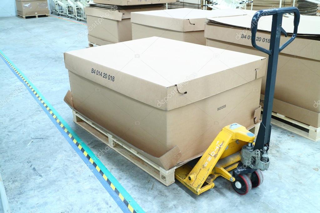 Hand lift cart Use of lifting boxes – Stock Editorial Photo ...