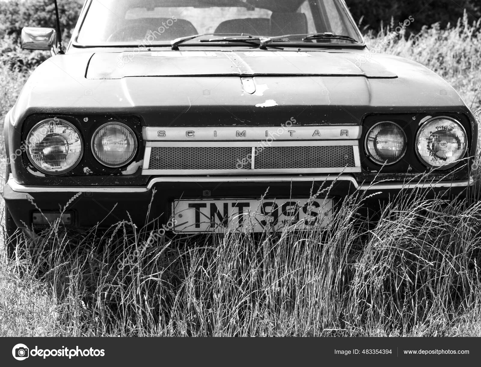 Abandoned Classic British Scimitar Car Long Grass — Stock Editorial ...
