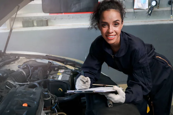 Female auto mechanic Stock Photos, Royalty Free Female auto mechanic ...