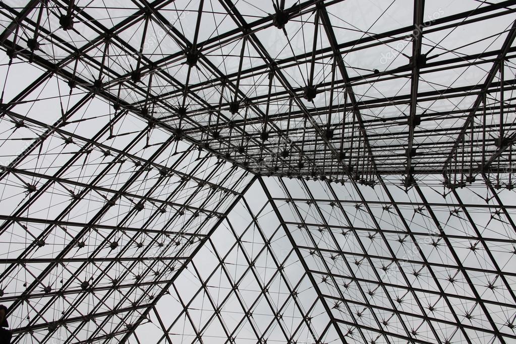 La pirámide de la cúpula de la válvula sobre la entrada al Louvre ...