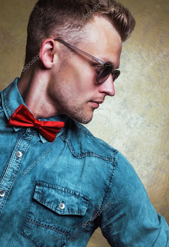 Eyewear concept. Handsome male model with in trendy glasses, jea ...
