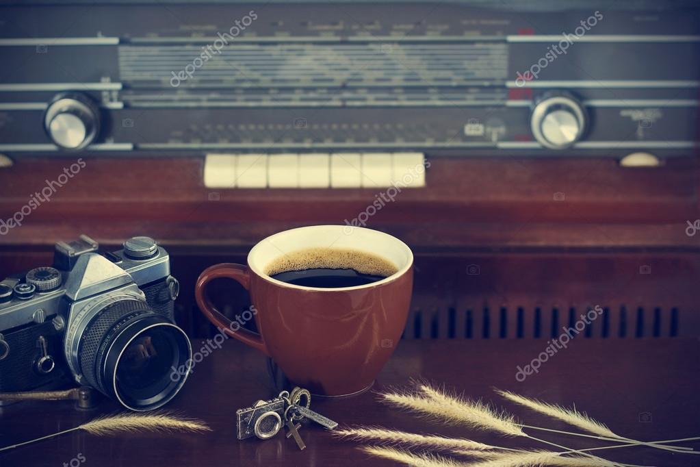 taza de café y película de la cámara en fondo de radio retro, tono de ...