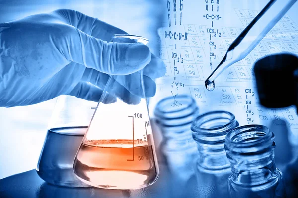 mano del cient fico sosteniendo matraz con cristaler a de laboratorio en fondo de laboratorio qu ...