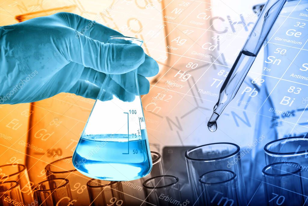 mano del científico sosteniendo matraz con cristalería de laboratorio ...