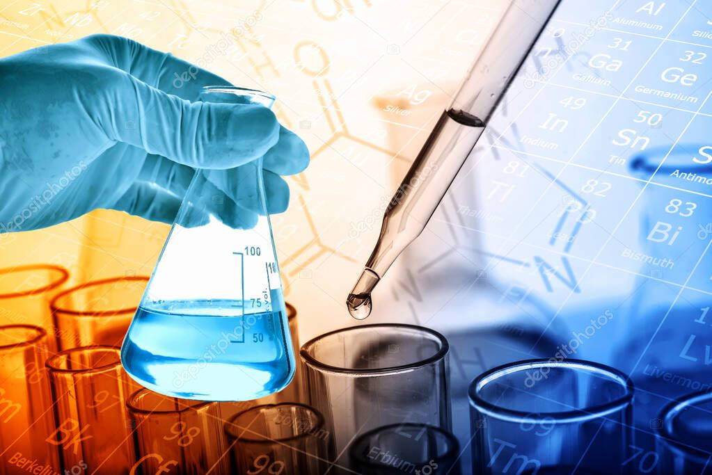 mano del cient fico sosteniendo matraz con cristaler a de laboratorio en fondo de laboratorio qu ...