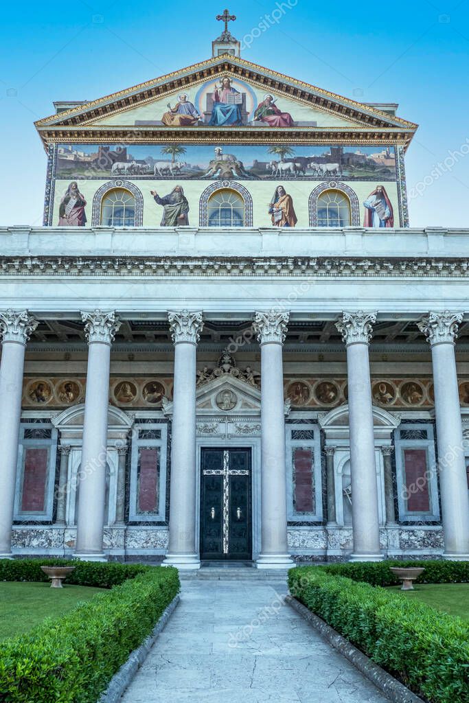 La fachada de la Basílica Papal de San Pablo Extramuros en Roma 2024