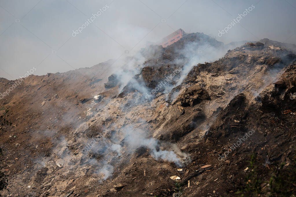 humo de un vertedero en llamas. nocivo para el medio ambiente humo ...