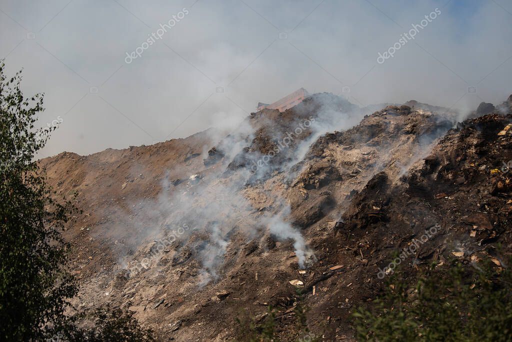 humo de un vertedero en llamas. nocivo para el medio ambiente humo ...