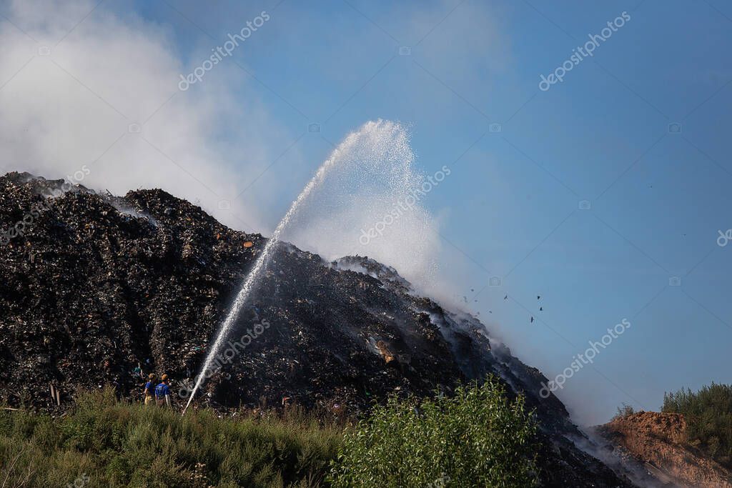 humo de un vertedero en llamas. nocivo para el medio ambiente humo ...