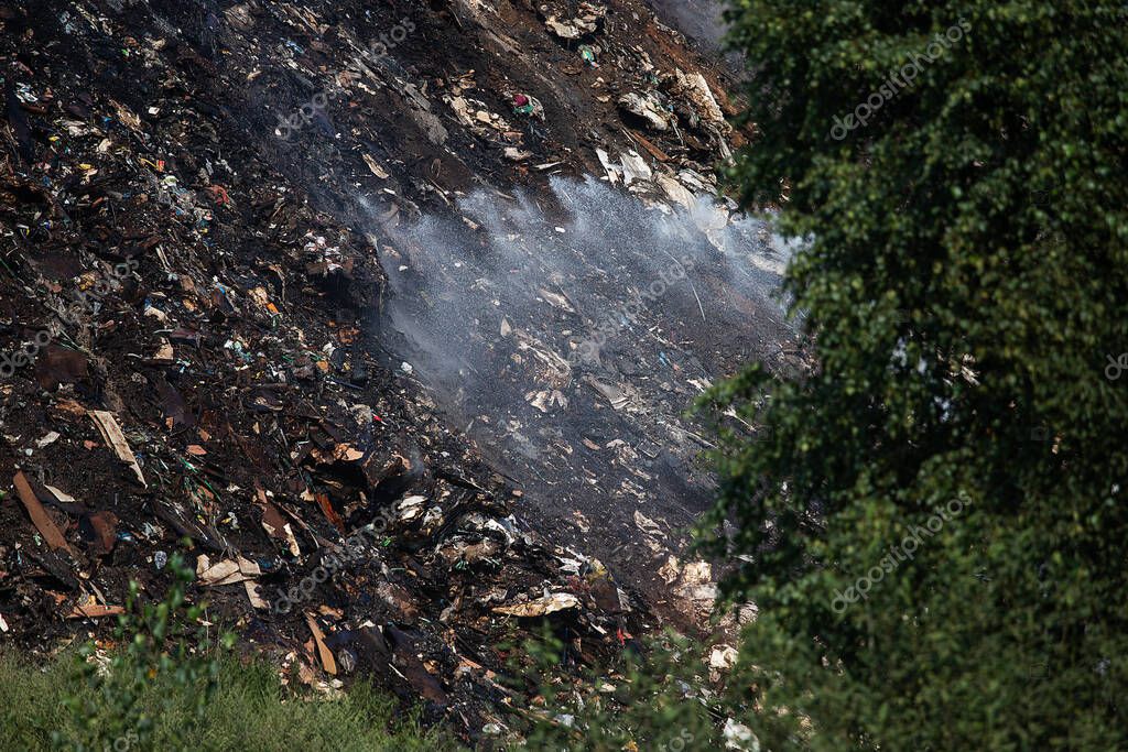 humo de un vertedero en llamas. nocivo para el medio ambiente humo ...