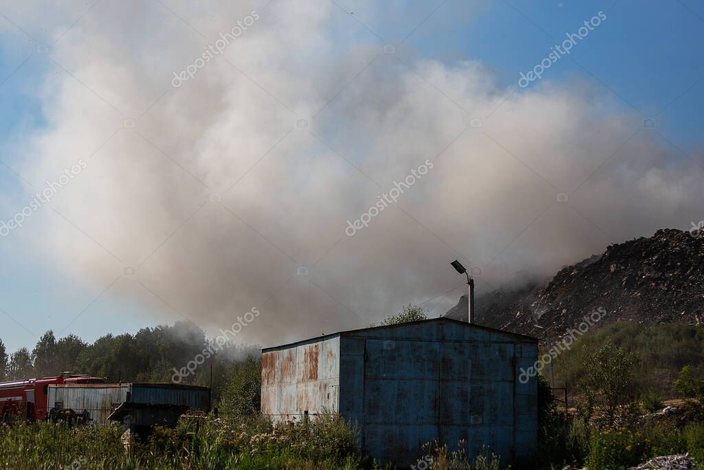 humo de un vertedero en llamas. nocivo para el medio ambiente humo ...
