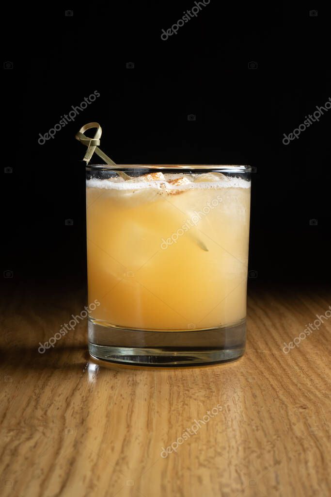 Penicilina: un cóctel alcohólico a base de whisky con jugo de limón y ...