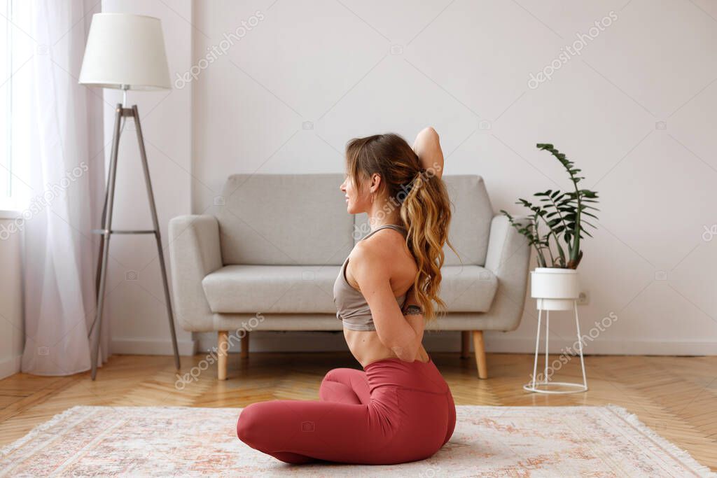 Chica en posición de yoga hobby de loto en casa 2022