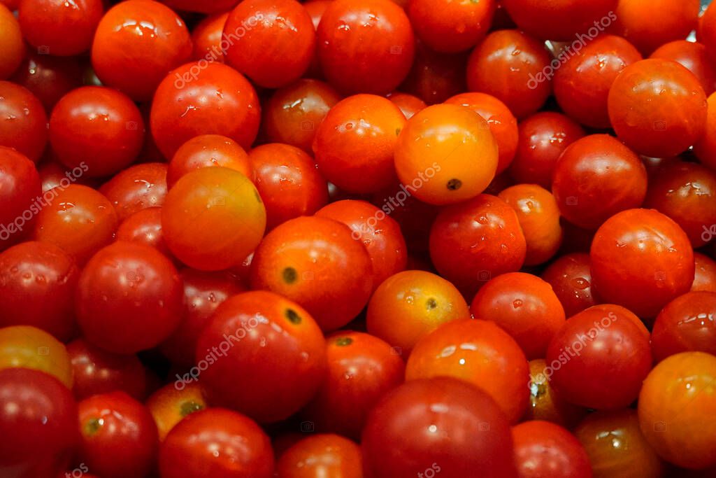 Tomates rojos pequeños y cereza, primer plano. Textura de fondo ...