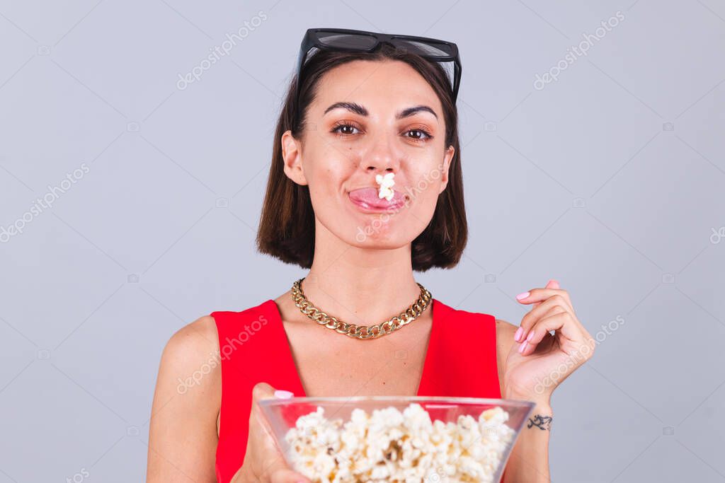 Hermosa mujer sobre fondo gris en gafas de cine 3d con palomitas de ma z, alegres emociones ...