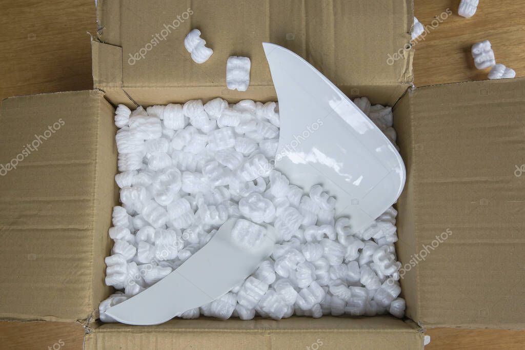 Placa rota en caja de cartón dañada vista superior, caja de desembalaje ...