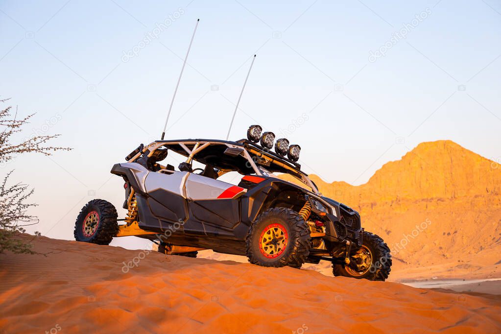 Moderno buggy de dunas estacionado en la arena en el desierto con ...
