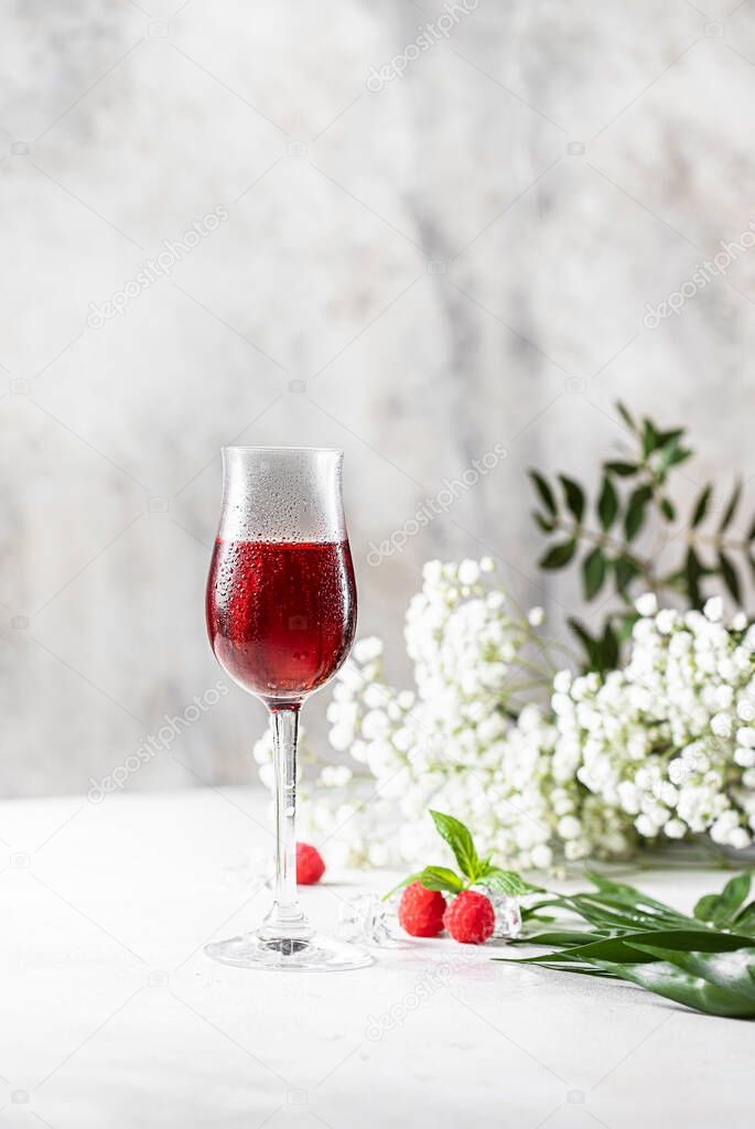 Licor de cóctel alcohólico de bayas, vodka, hielo y menta. Refrescante ...