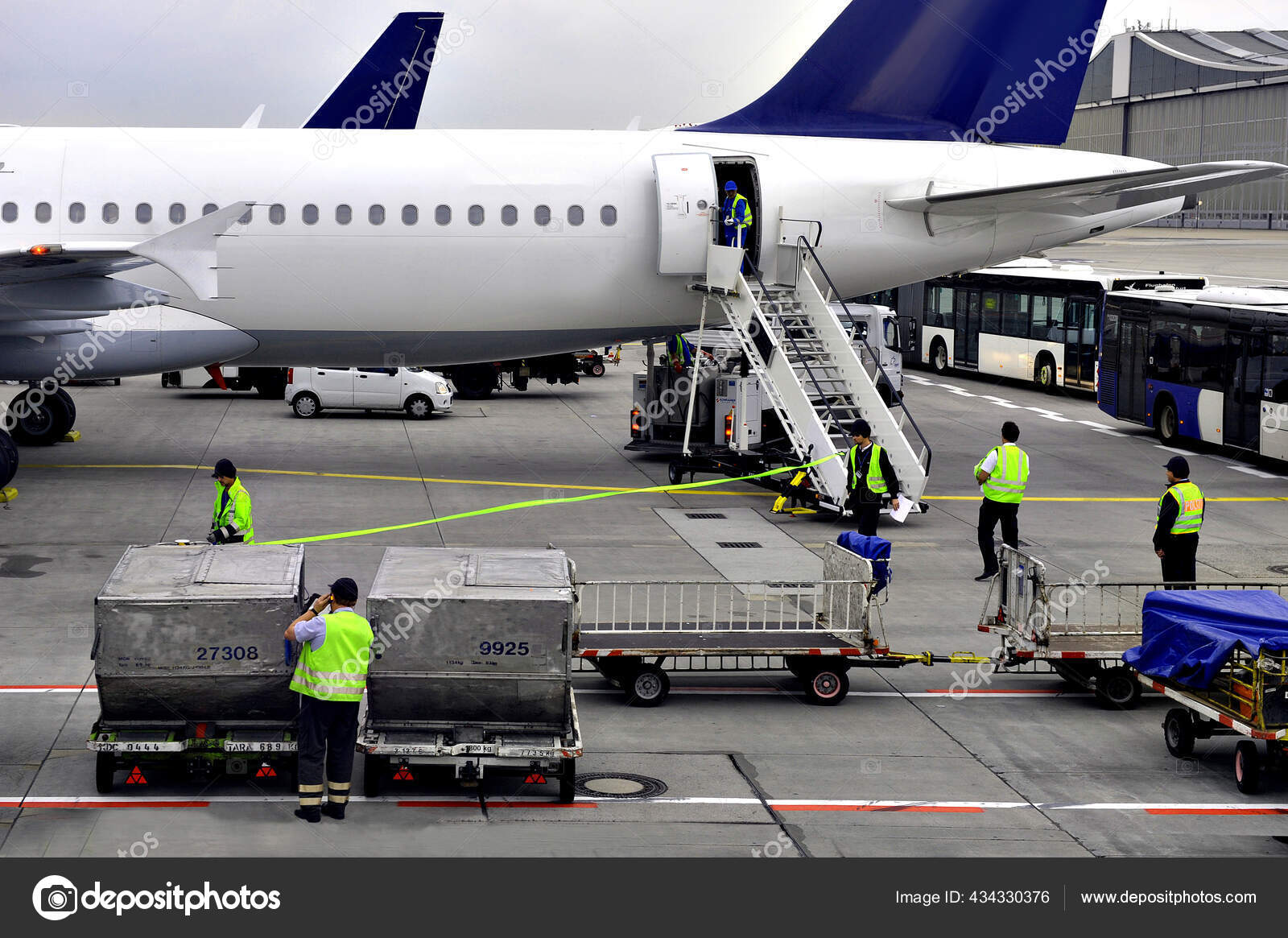 Airport operations, experts prepare the aircraft for flight – Stock ...